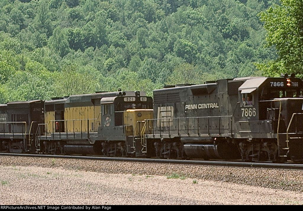 PC GP38 7866 and CNW GP30 821